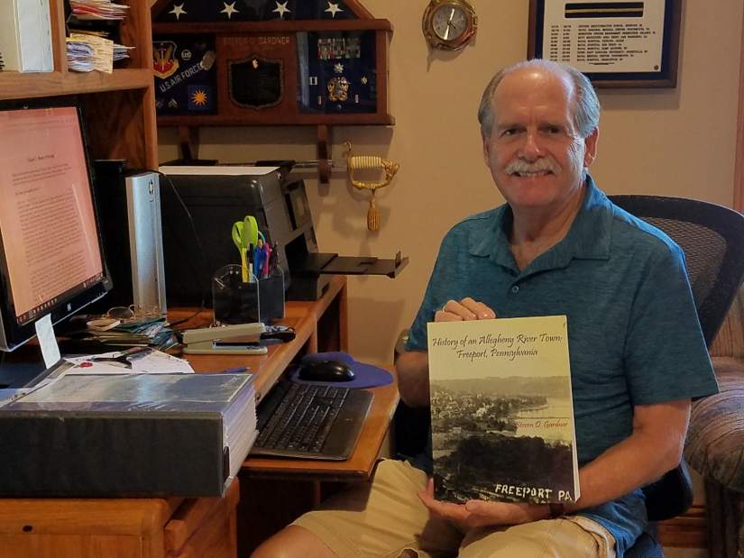 78930PhotoFreeportHistoryAuthorSteveGardnerinhisstudywithhisbook18