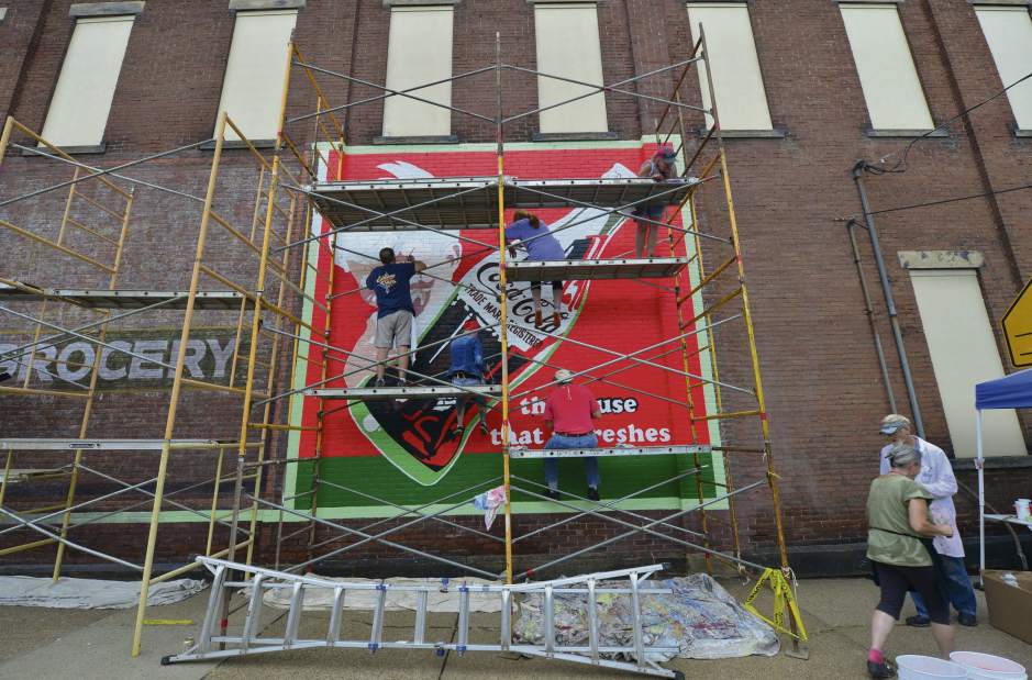 PTRLIVWALLDOGS02073016