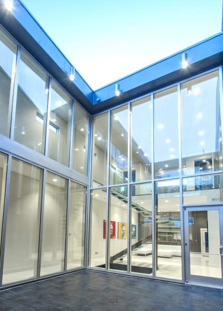 ptrLIVglasshouse6100215