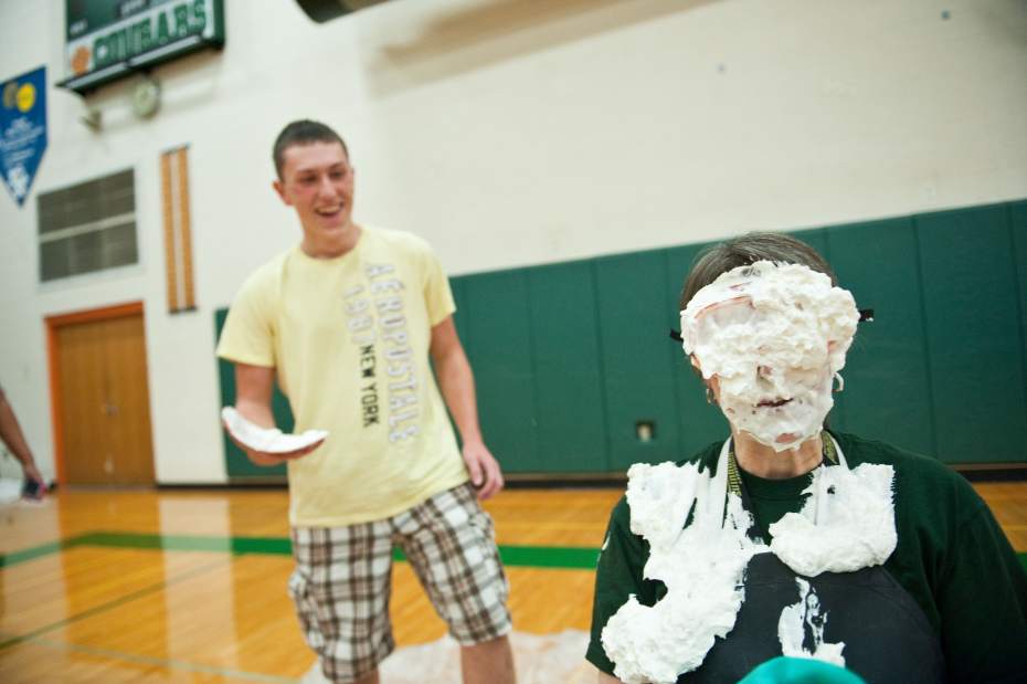 tsUcmanPieThrow2100614