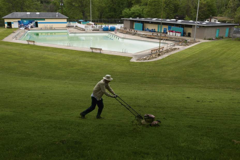 vndAKValleyPools0525173